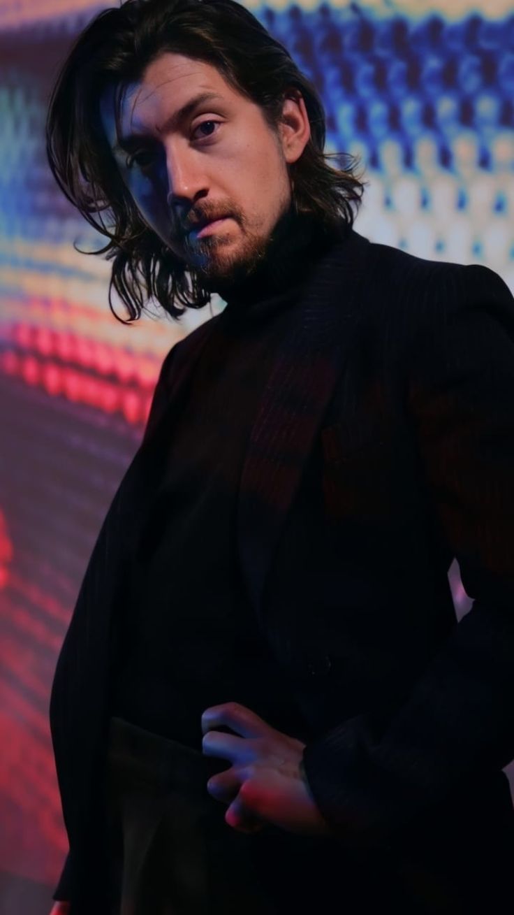 Alex Turner: El rockstar que Redefinió la Elegancia Moderna – Julio ...