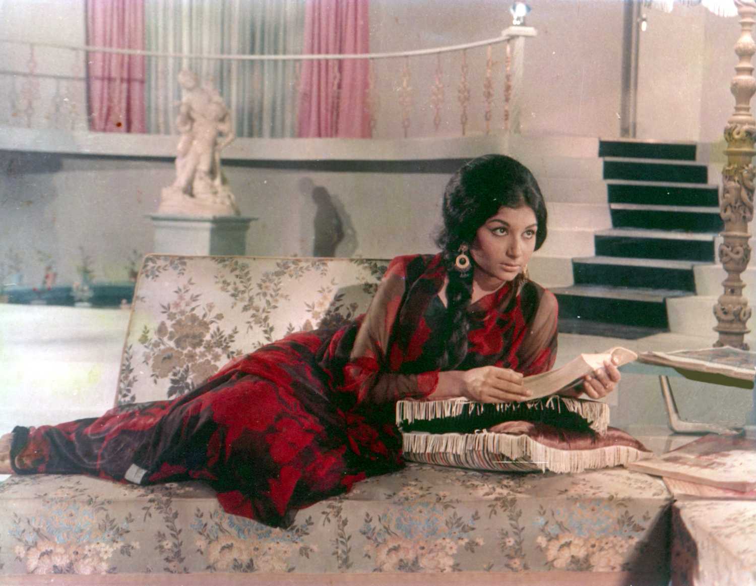 Sharmila Tagore: Elegancia y Versatilidad en Bollywood – Julio Magazine