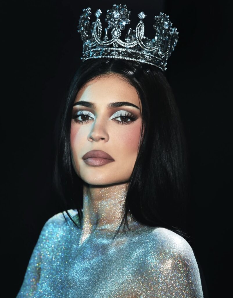 King Kylie is back: nostalgia, glamour y estrategia digital – Julio ...